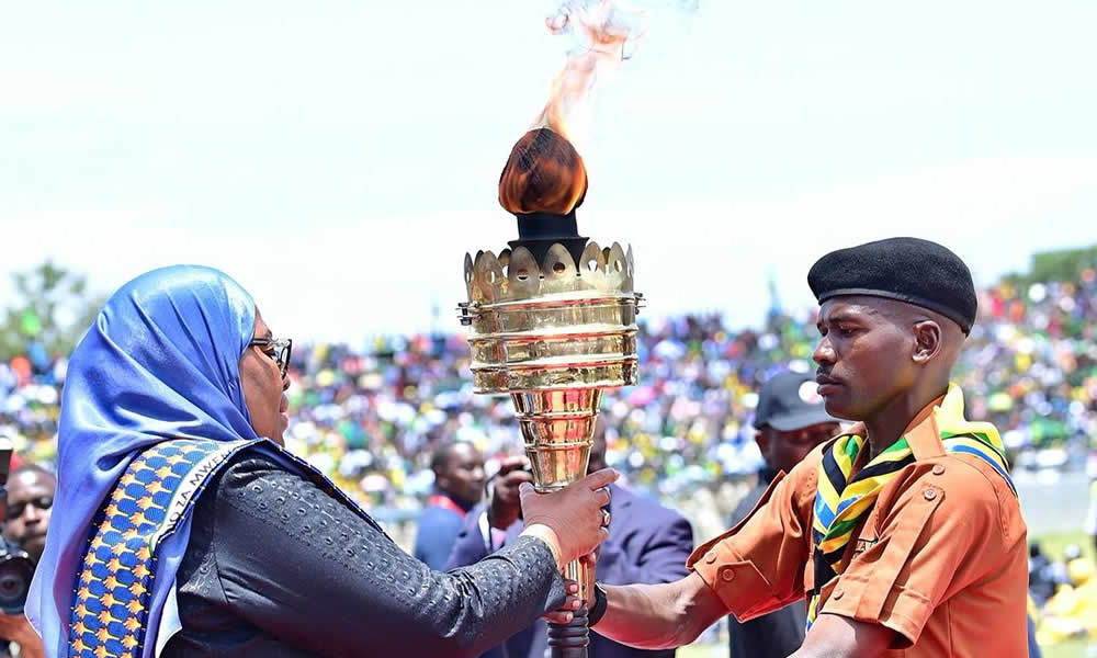 Rais Samia apokea Mwenge wa Uhuru - PMTV