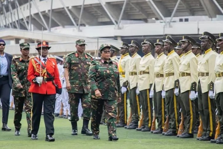 Rais Samia akikagua Gwaride maalum kwenye maadhimisho ya Miaka 60 ya ...